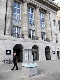 ForeignerinBerlin: A visit at the Apple store