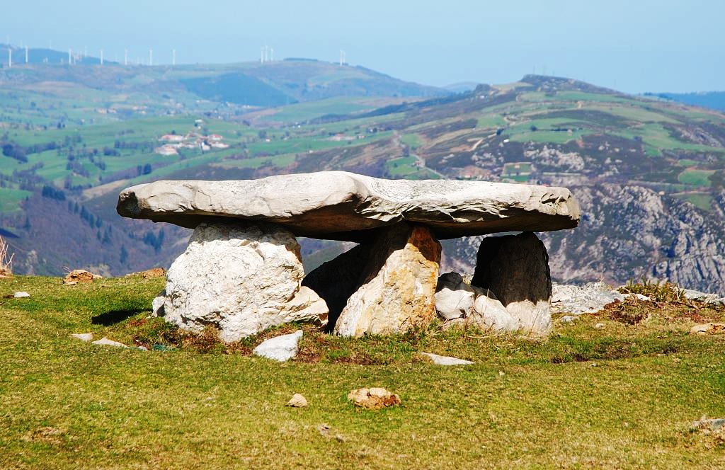 TINEO EN VERTICAL: NECROPOLIS TUMULAR SIERRA DE TINEO
