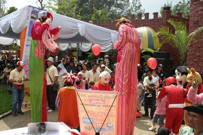 badut ulang tahun: badut akrobatik