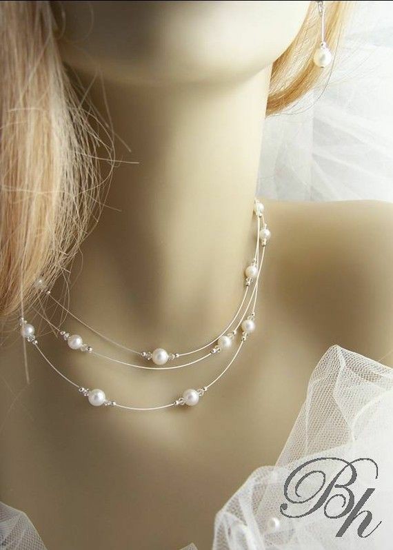 Simple pearl necklace