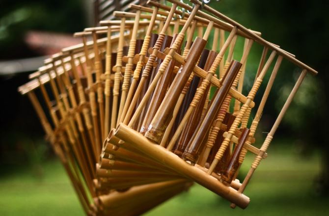 Alat Musik Angklung Berasal dari Daerah Mana? dan Berikut Penjelasannya! - Mediasiana.com ...
