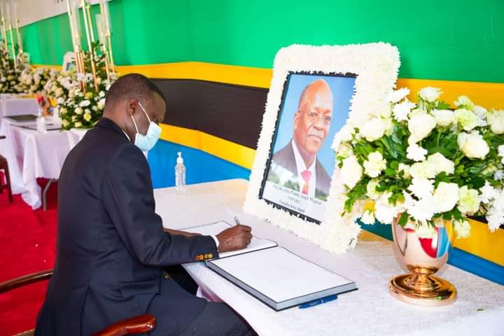 Balozi wa Rwanda hapa Tanzania, Meja Jenerali Charles Karamba akisaini ...