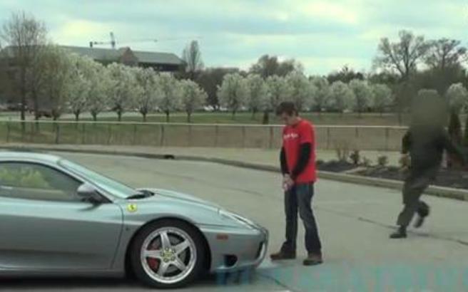 ThessBomb: Πώς αντιδρά ο ιδιοκτήτης μιας Ferrari σε τέτοια εικόνα
