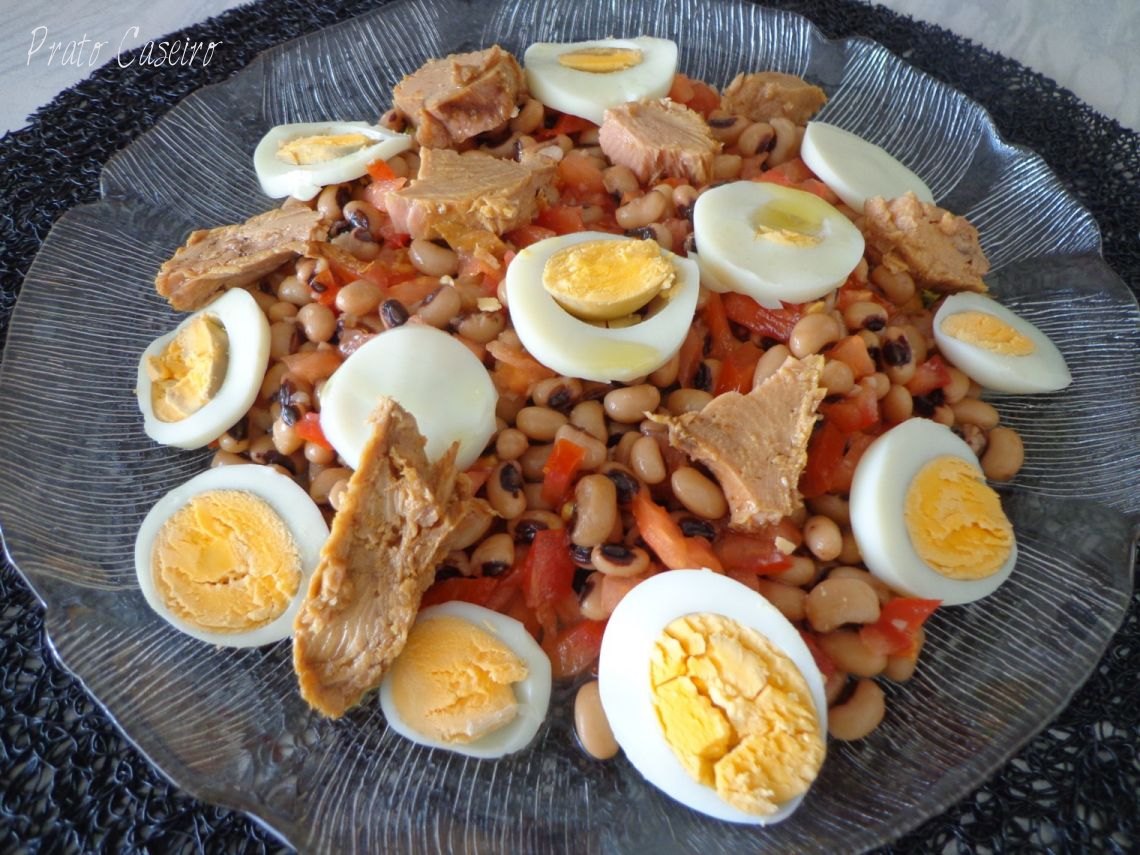 Prato Caseiro: Salada de atum com feijão frade, com ovo e tomate