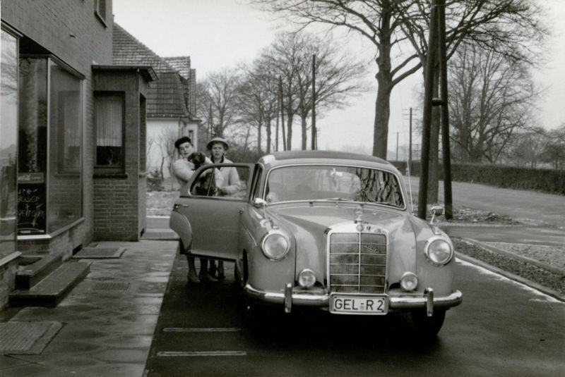 33 Vintage Photos of Women Posing With Their Mercedes-Benz Automobiles ...