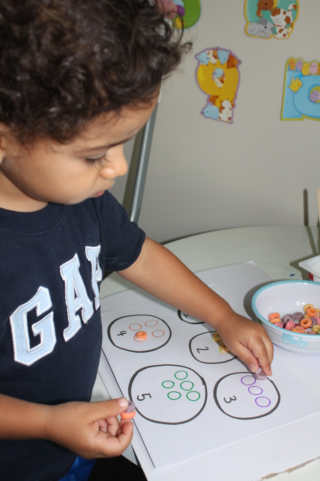 Teaching The Tots: Math: Fruit Loops Counting