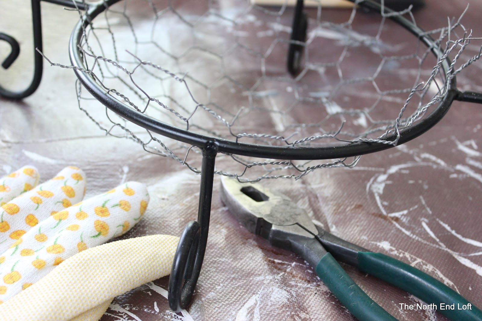 The North End Loft: Chicken Wire Plate Stand