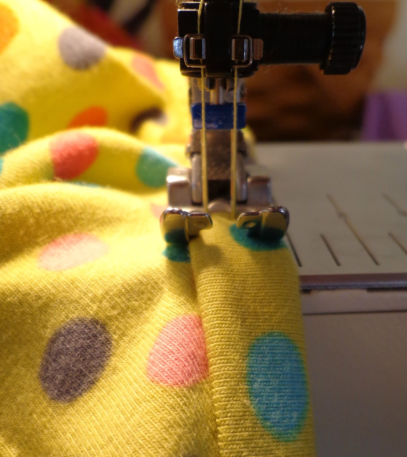 Tie Dye Diva Patterns: Tutorial Tuesday: How to Bind a Knit Neckline