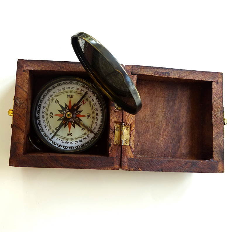 Deco: Busola de birou antichizata in cutie de lemn