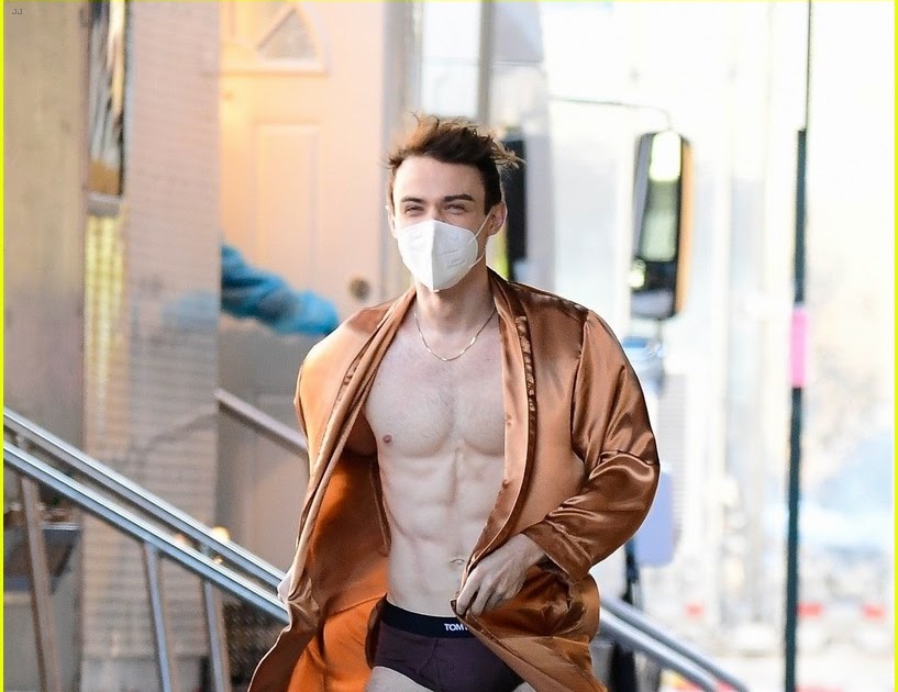 Hollyoaks off the Charts: OneoffPost: Thomas Doherty Wears Only A ...