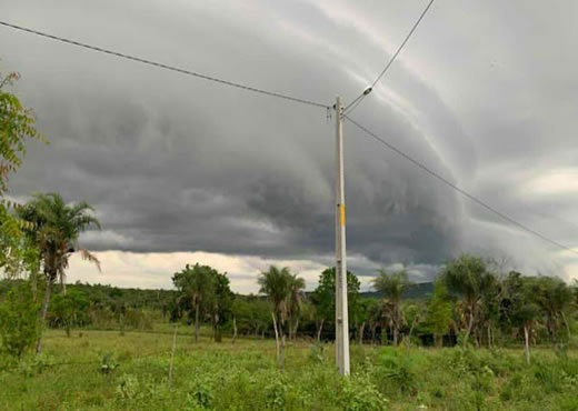 Fenômeno conhecido como 'nuvem de rolo' chama atenção em Várzea do Poço