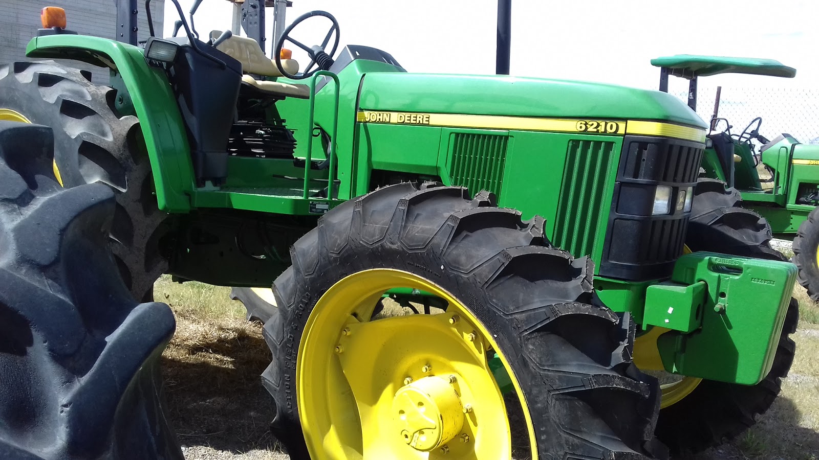 MAQUINARIA AGRICOLA INDUSTRIAL: Tractor John Deere 6210 Doble Tracción ...
