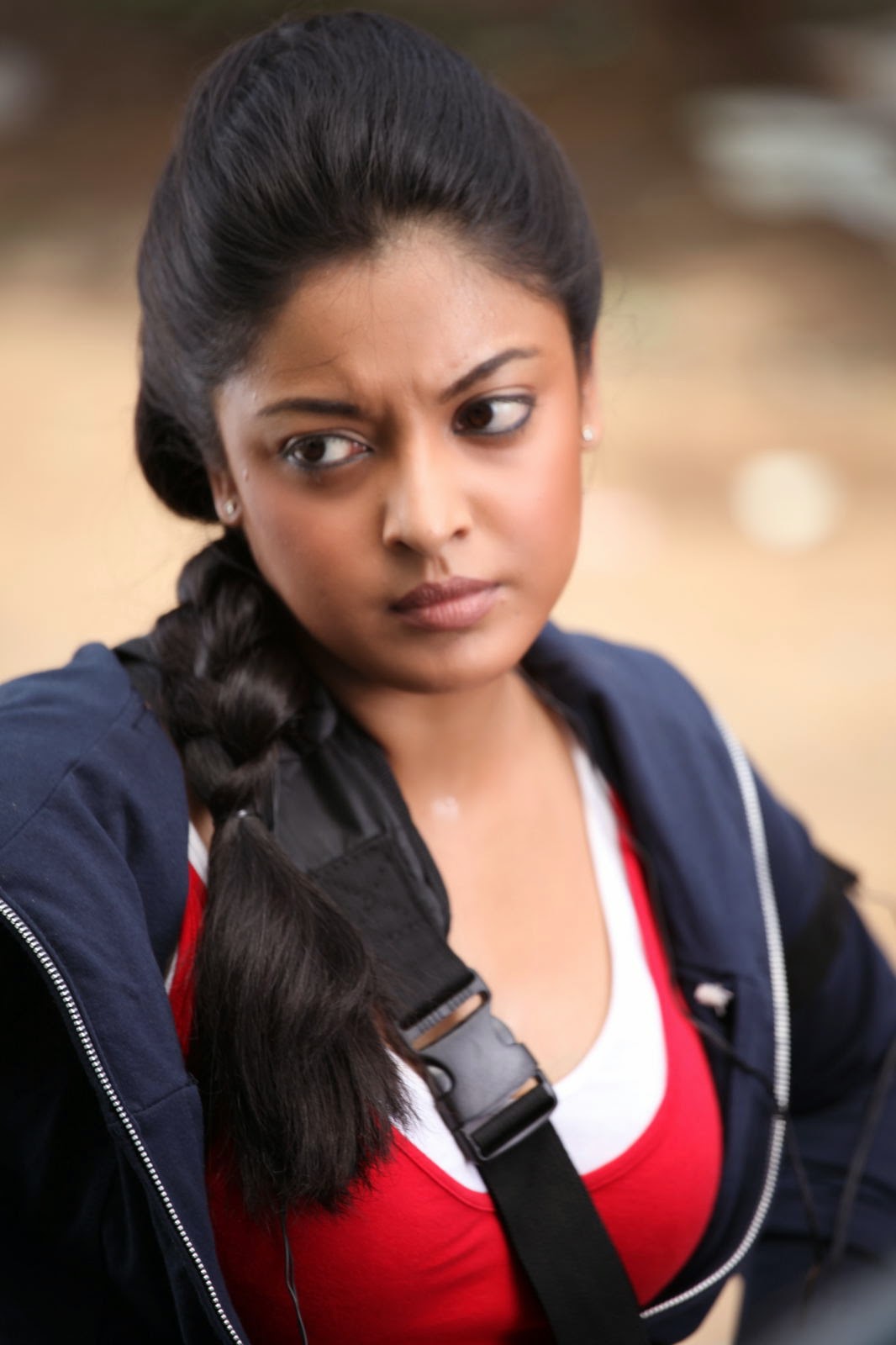 Mirchi Stills: Tanushree Dutta Latest Hot Photos in Sports Dress