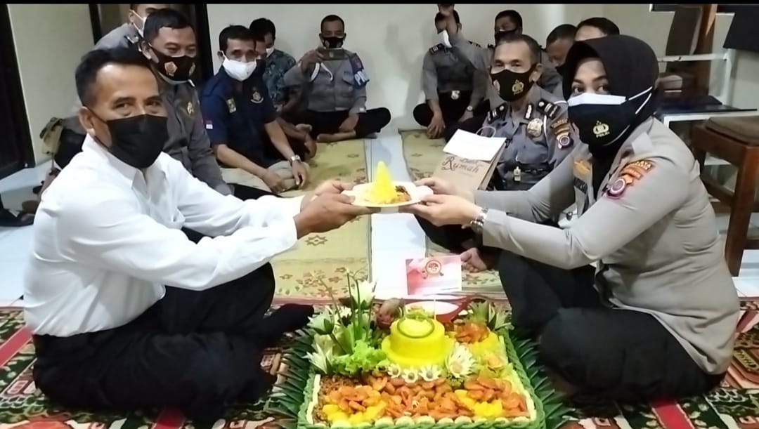 Polsek Mantrijeron Gelar Tumpengan Sambut Hari Bhayangkara ke 75 dan ... Polsek Mantrijeron Gelar Tumpengan Sambut Hari Bhayangkara ke 75 dan ...