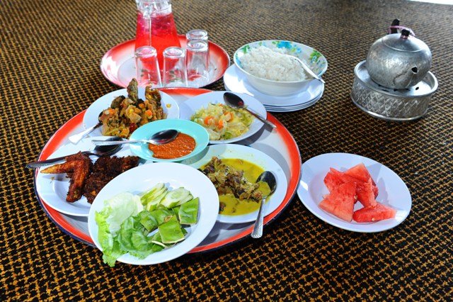 Kembara Malaysiana: Makan bersila ( makan bersilo ) Negeri Sembilan