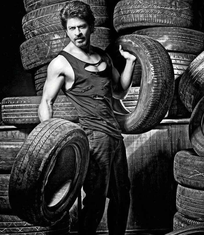 Shirtless Bollywood Men: King Khan's bulging biceps: Ganji time! SRK in ...