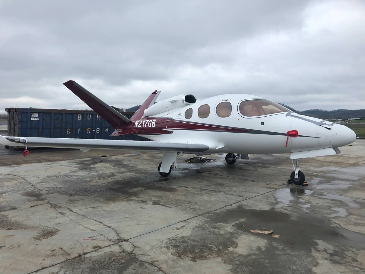 Kathryn's Report: Cirrus SF-50 Vision, N217GB: Corporate Hangar ...