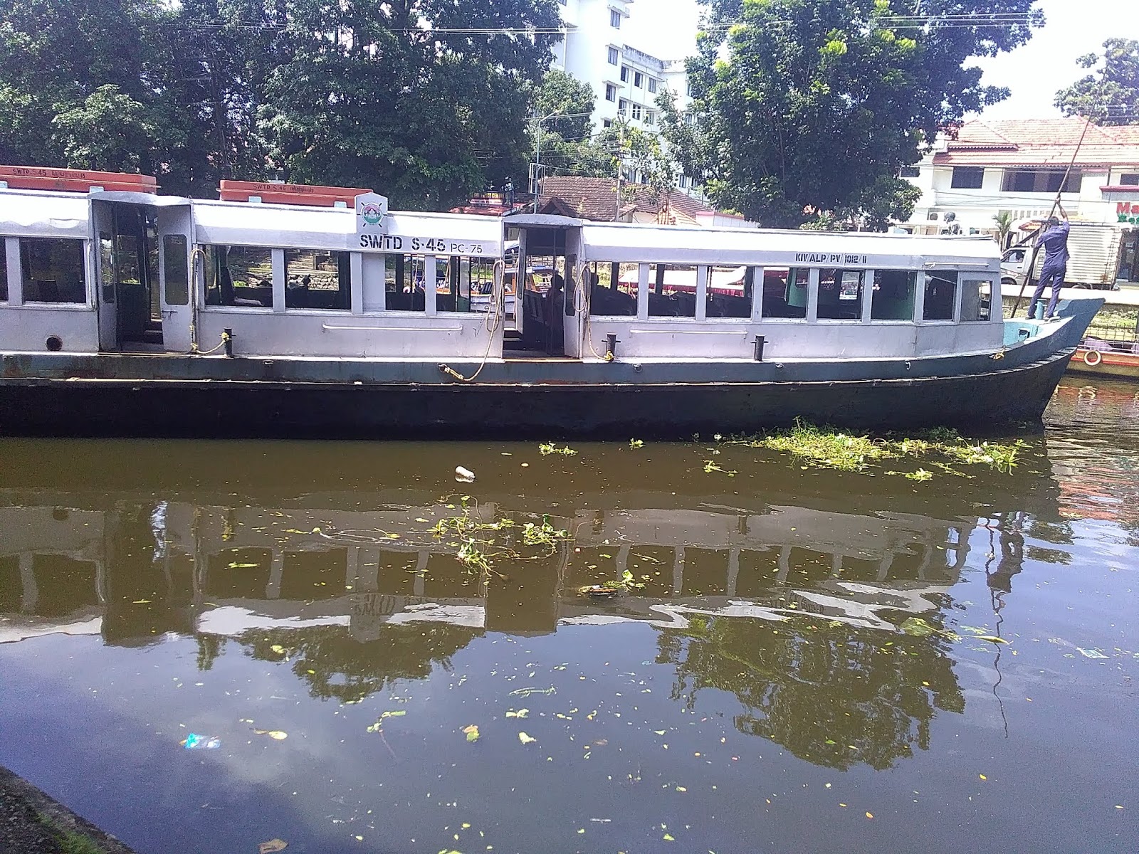 A solo boat trip to Kuttanad