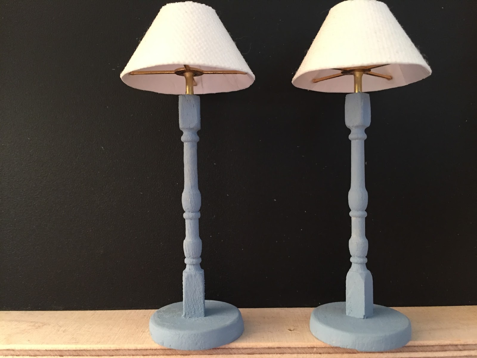 1:12 scale modern model houses: Table lamp blue