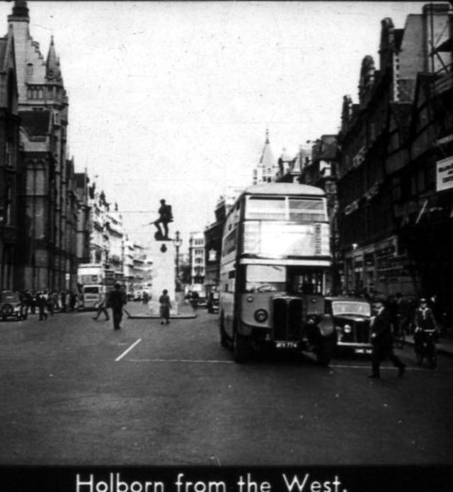 Amazing Found Photographs Capture Street Scenes of London in the 1930s ...