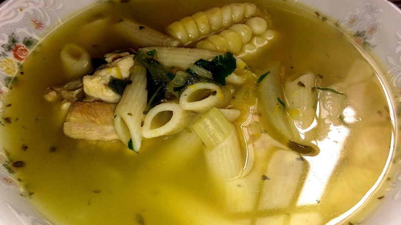 SOPA DE POLLO HECHA EN CASA