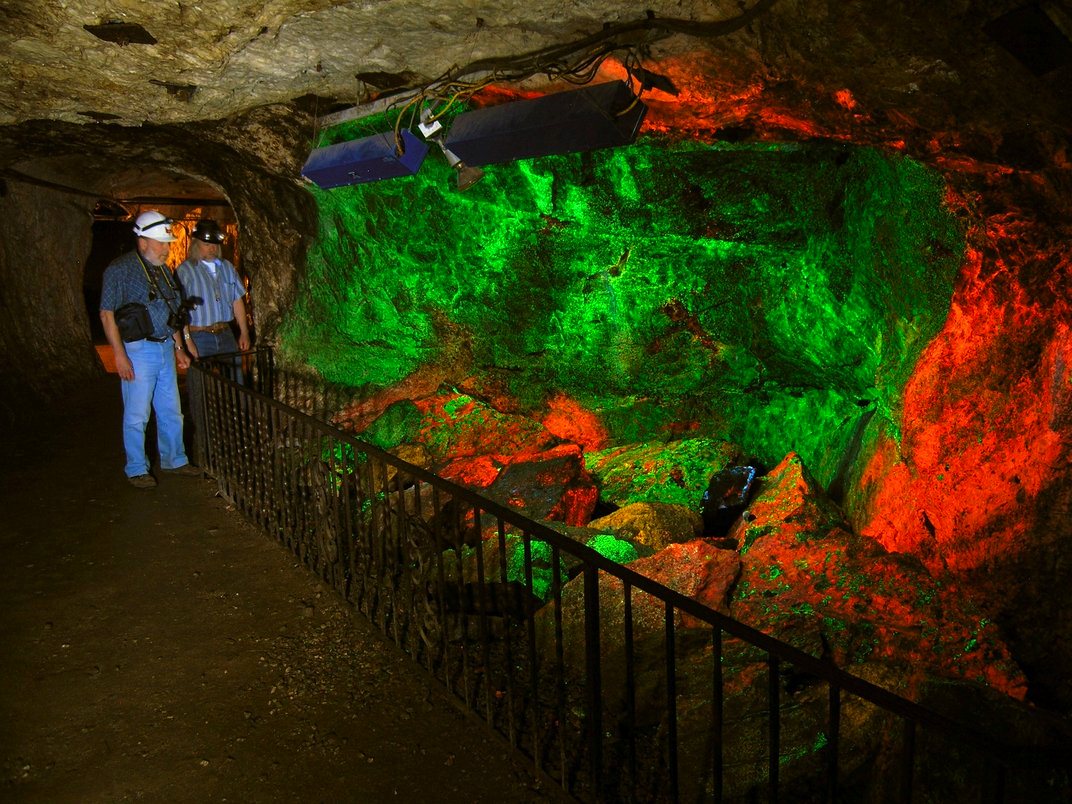 See the World’s Largest Collection of Fluorescent Rocks
