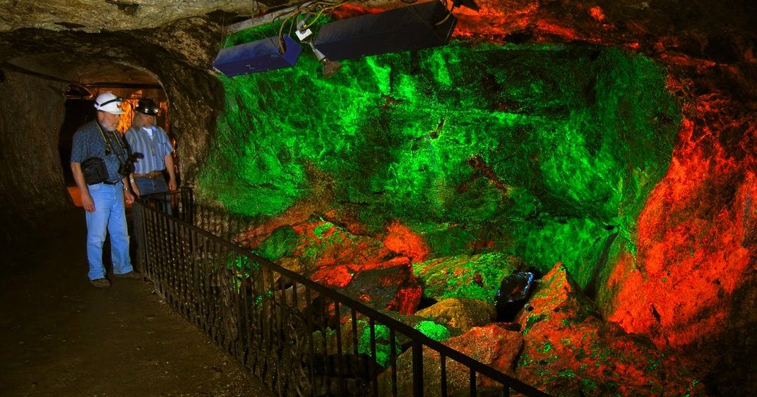 See the World’s Largest Collection of Fluorescent Rocks