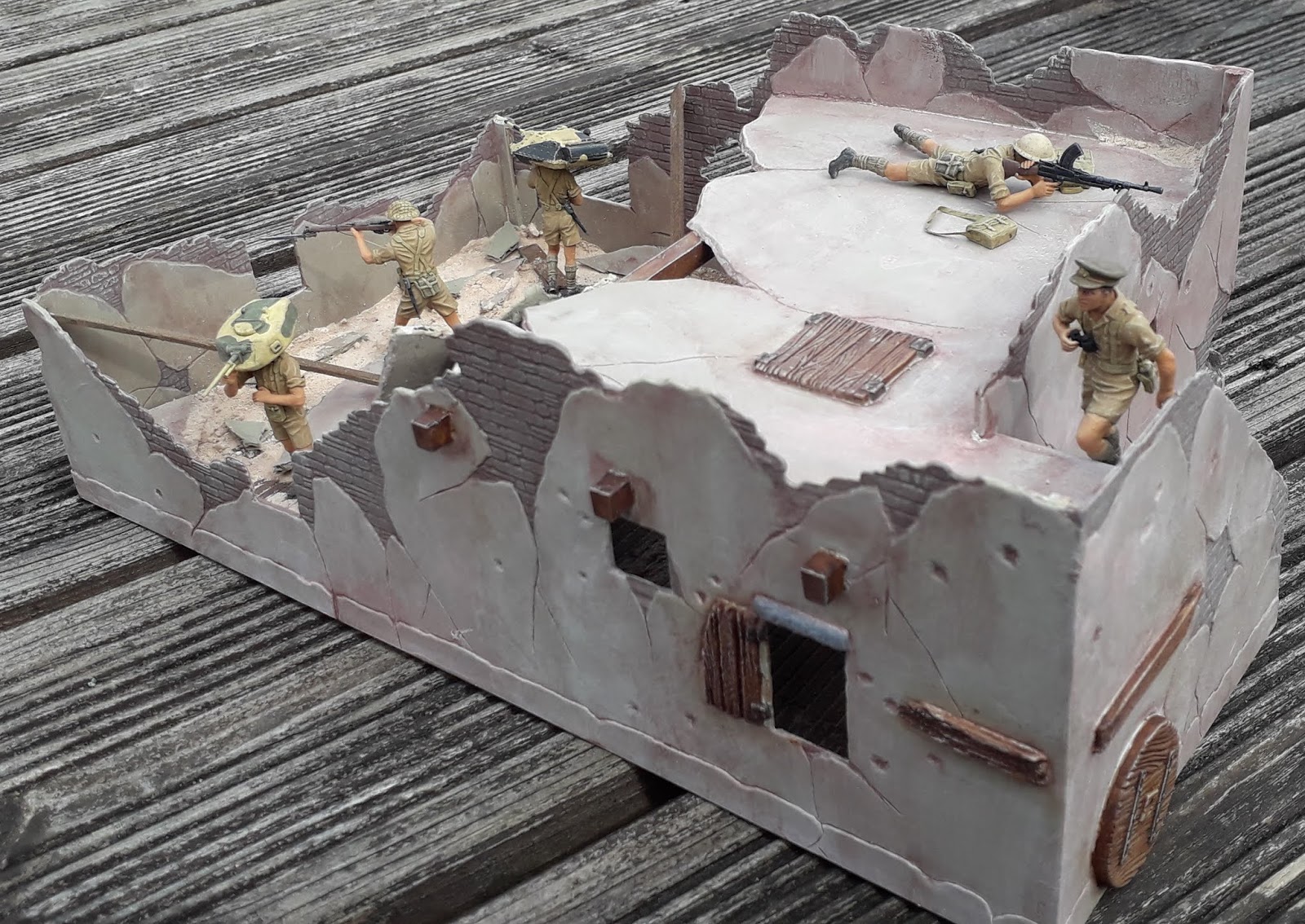 Kitpix: Airfix 1/32 British 8th Army (03580-0) and Desert Outpost (51508-7)