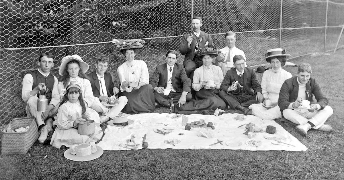 History in Photos: Picnics