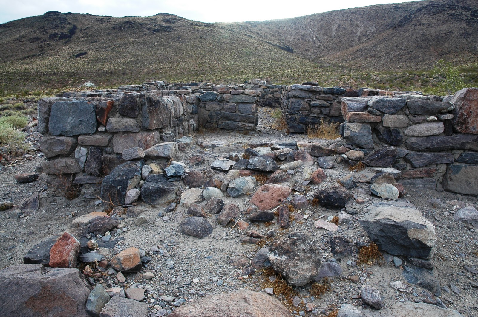 Mojave Desert Diary...: Mojave Road- ruins of Fort Piute.