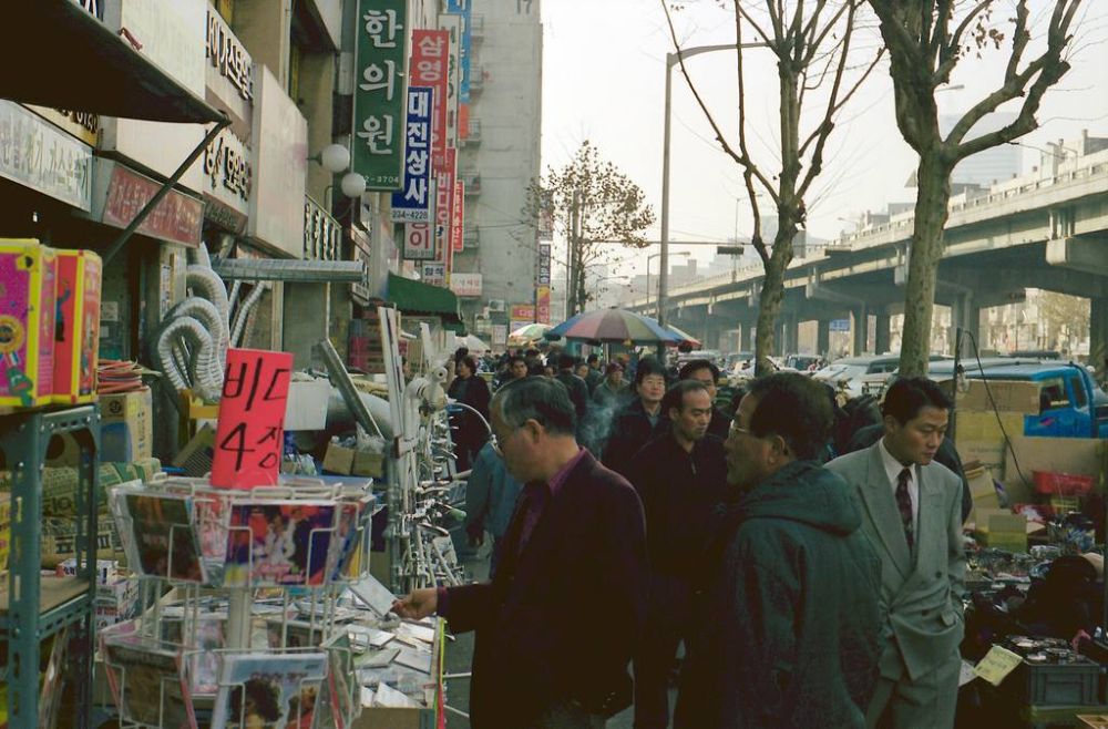 50 Candid Photographs That Capture Street Scenes of South Korea From ...