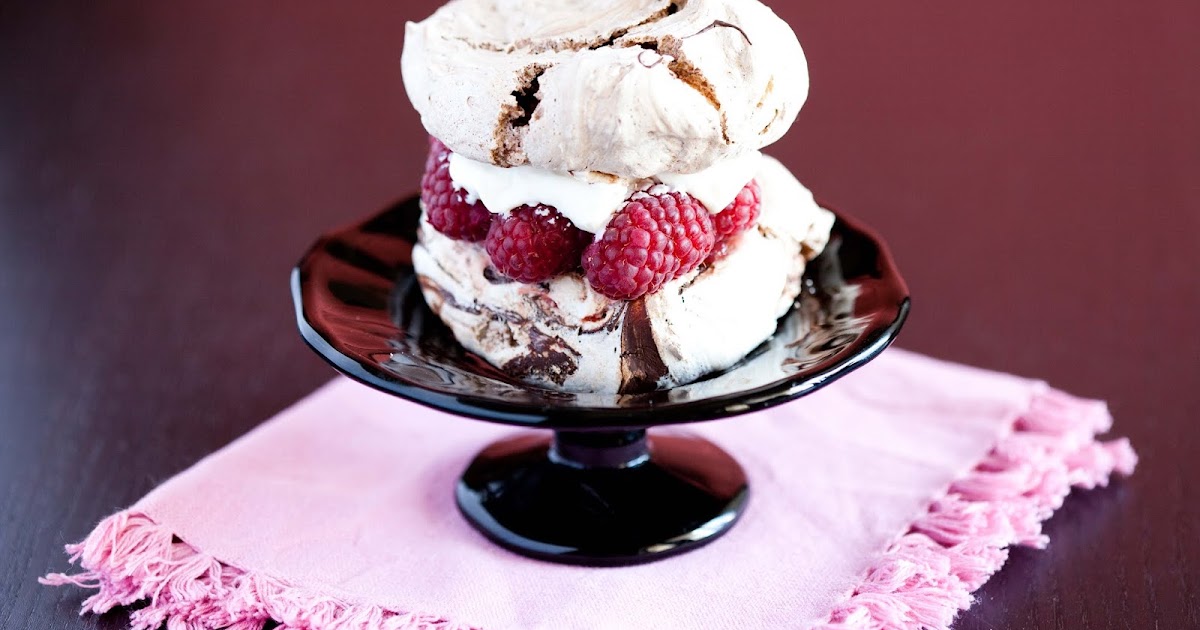 Bezy czekoladowe z bitą śmietaną i malinami | Smaczny zeszyt