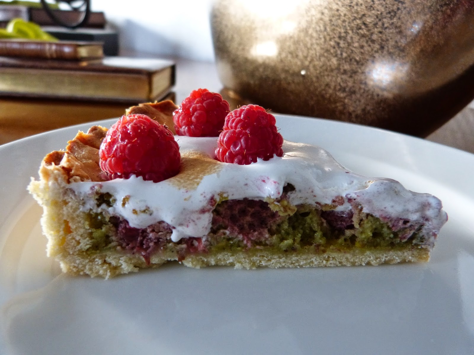 Tarte meringuée aux framboises et pistaches