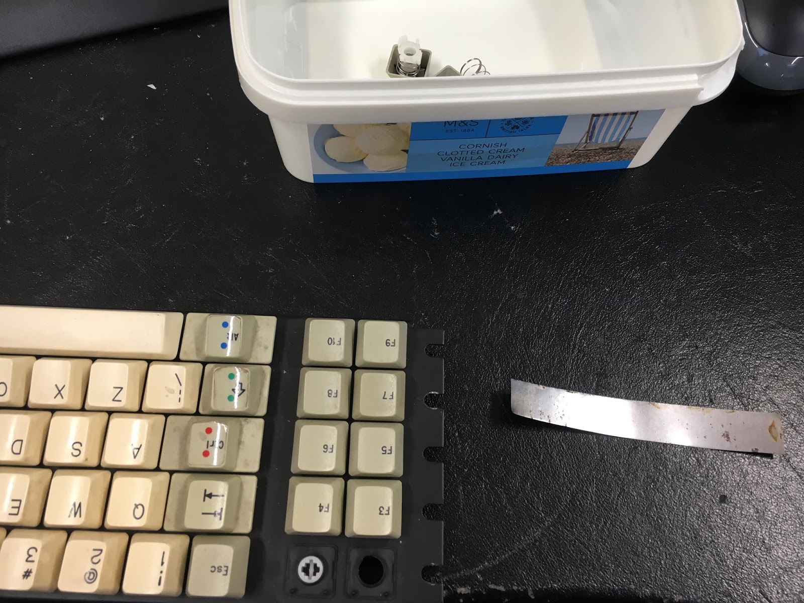 The Mighty Shiz: Compaq Portable keyboard "Retrobrighting" and repairs ...