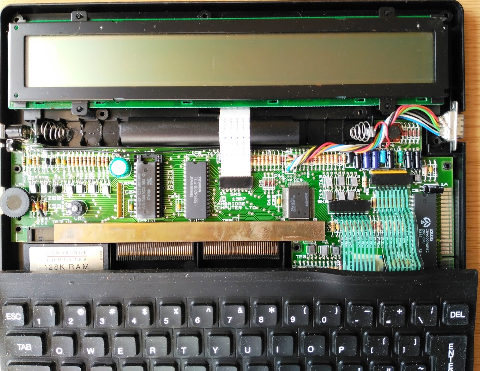 Retro Ordenadores Orty: Cambridge Computer Z88 (Portable Computer) (1987)