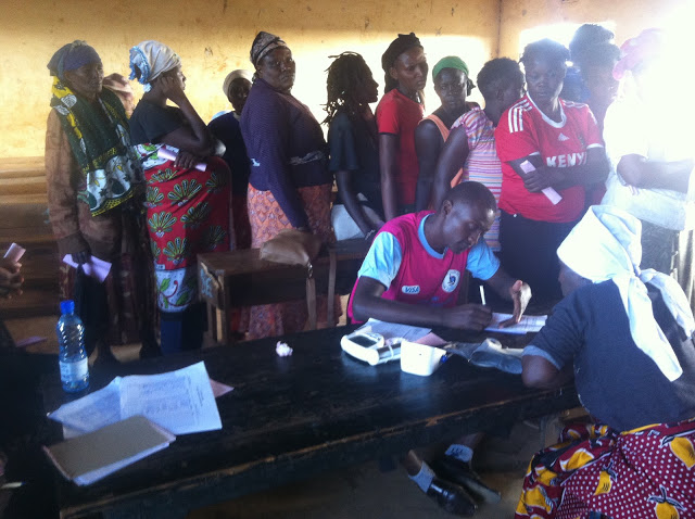 'MOTHER CHRISTMAS" BRINGS SMILES TO THE IMPECUNIOUS IN KIANDUTU SLUM ...