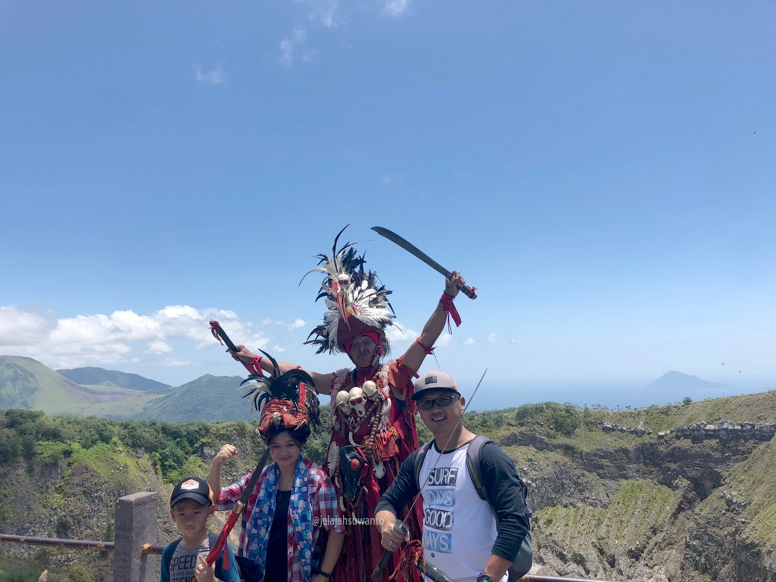 Pose Tari Kabasaran di Puncak Mahawu || jelajahsuwanto