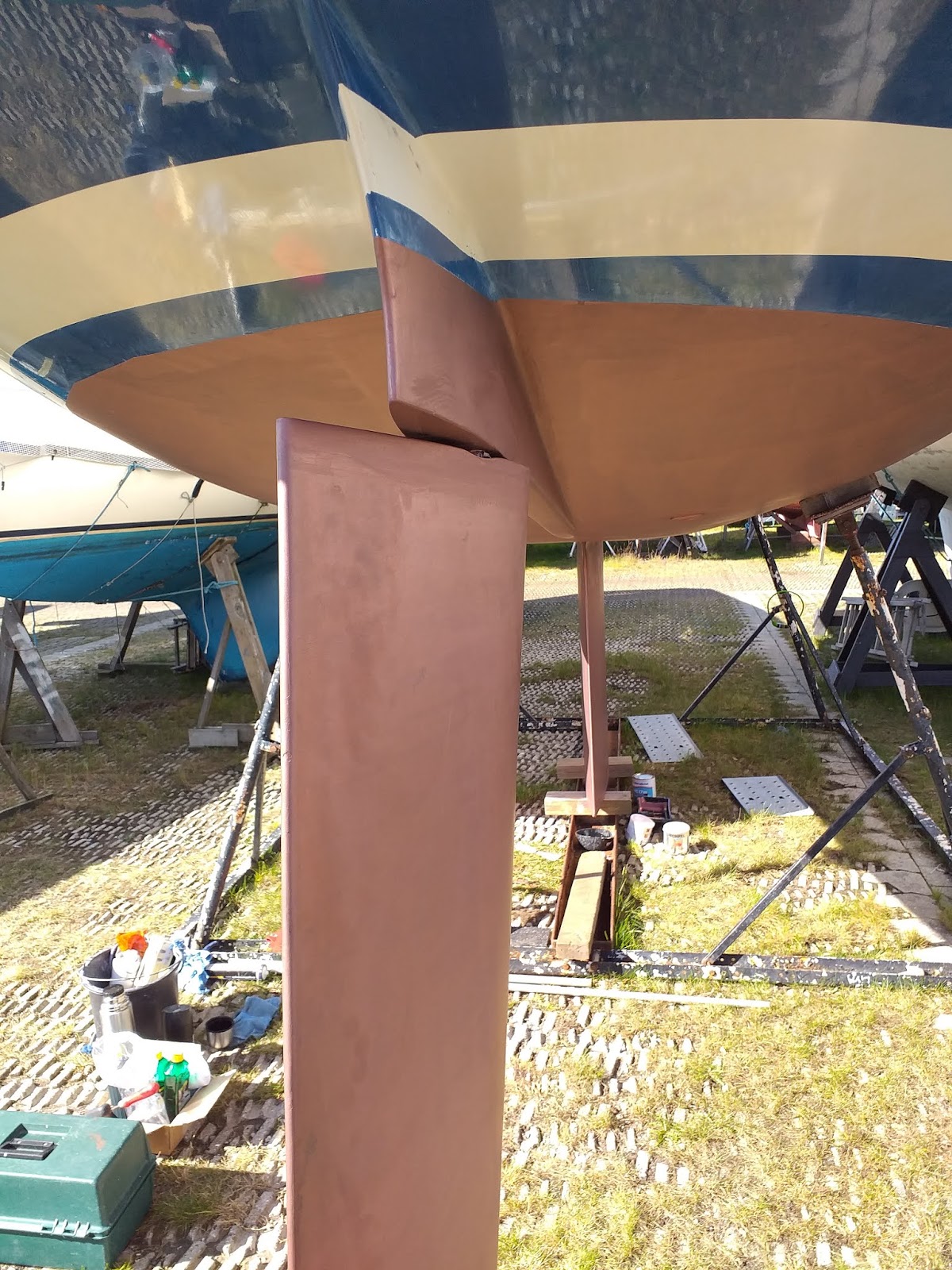 Larsen 28 - Tur og Kapsejlads: Nye rorlejer monteret - virker perfekt