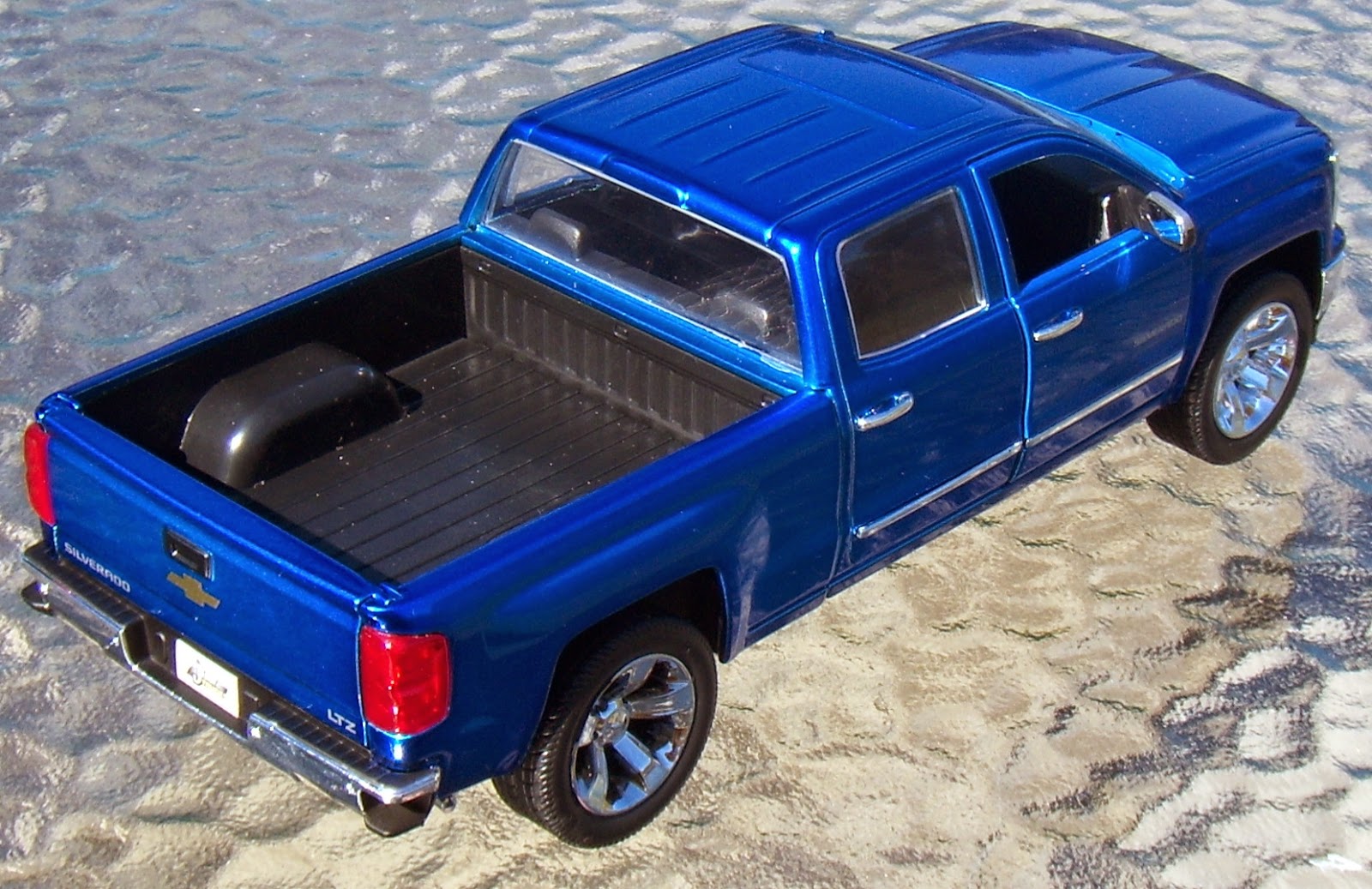 Jada Toys 1:24 2014 Chevy Silverado 1500 LTZ