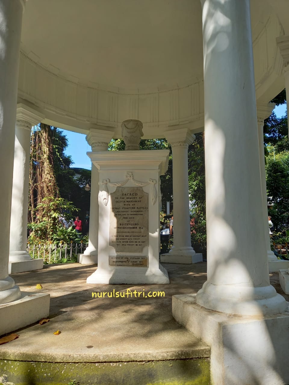Tugu Lady Raffles, Romantisme di Kebun Raya Bogor [ Nurul Sufitri's Blog ]