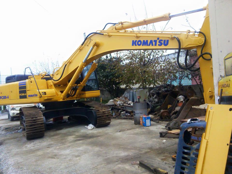 EXCAVATOR: KOMATSU PC 300 EXCAVATOR