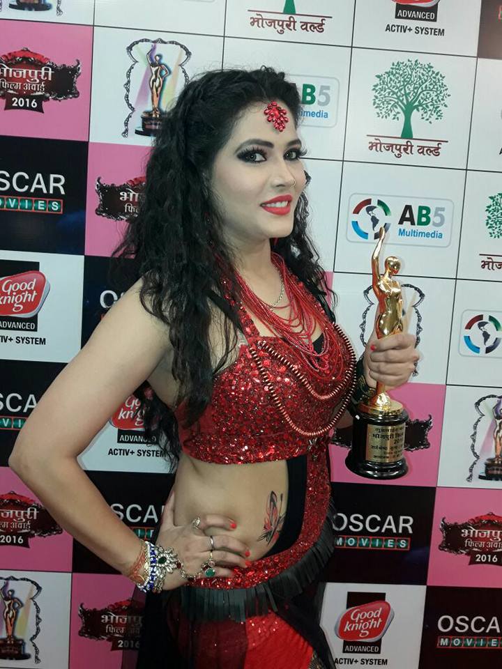 Seema Singh Got Best Item Girl Award of 11th Bhojpuri Film Award ...