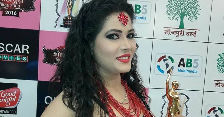 Seema Singh Got Best Item Girl Award of 11th Bhojpuri Film Award ...
