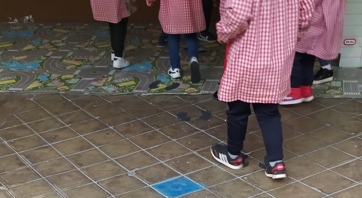 PEQUES SANTIAGO: Huellas extrañas en el patio