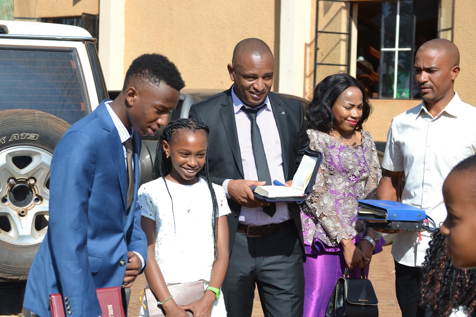 TAZAMA PICHA ZA FAMILIA YA DAVIS MOSHA WALIPOHUDHURIA MISA YA ...