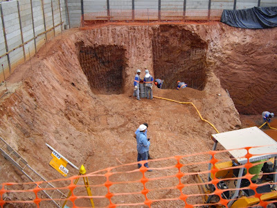 CONDOMÍNIO PÉROLA: ESCAVAÇÕES DO SUBSOLO 2 E SAPATAS INICIADAS