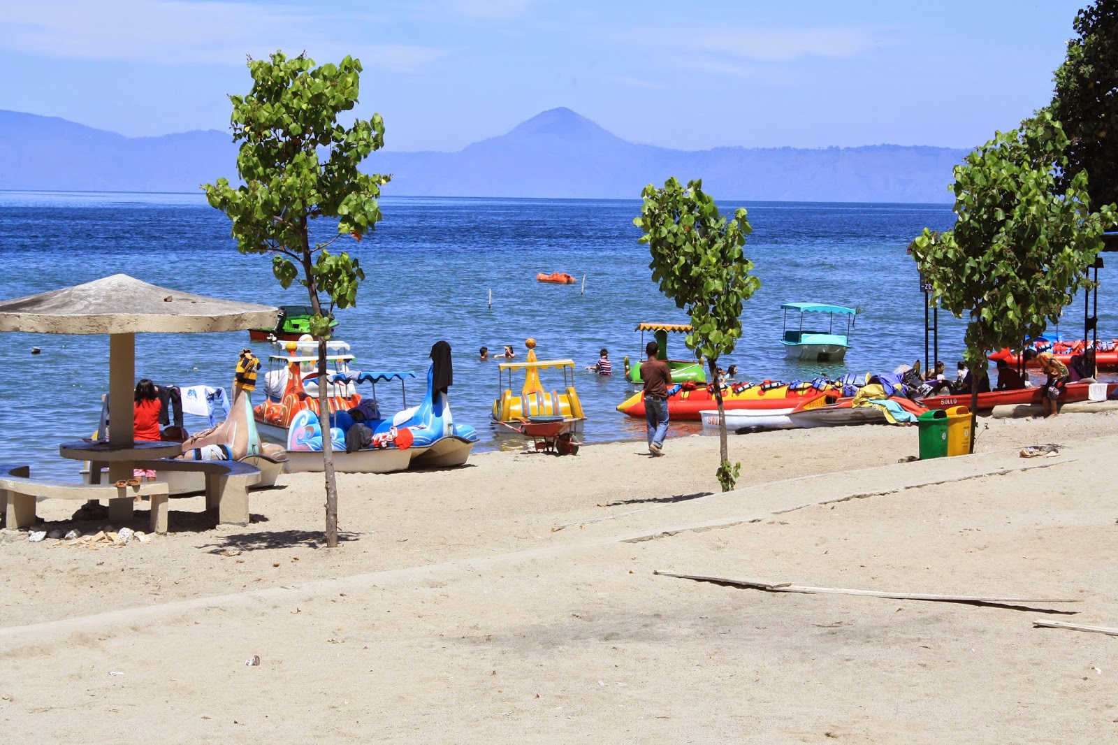 PASIR PUTIH HOTEL SAMOSIR: Perjalanan Ke Pulau Samosir dan Hotel di ...