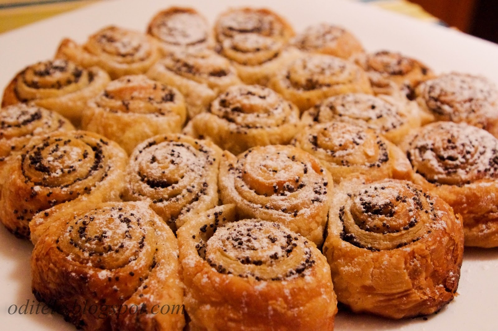 Oditėlės blogas: SLUOKSNIUOTOS MIELINĖS TEŠLOS PYRAGAS SU AGUONOMIS