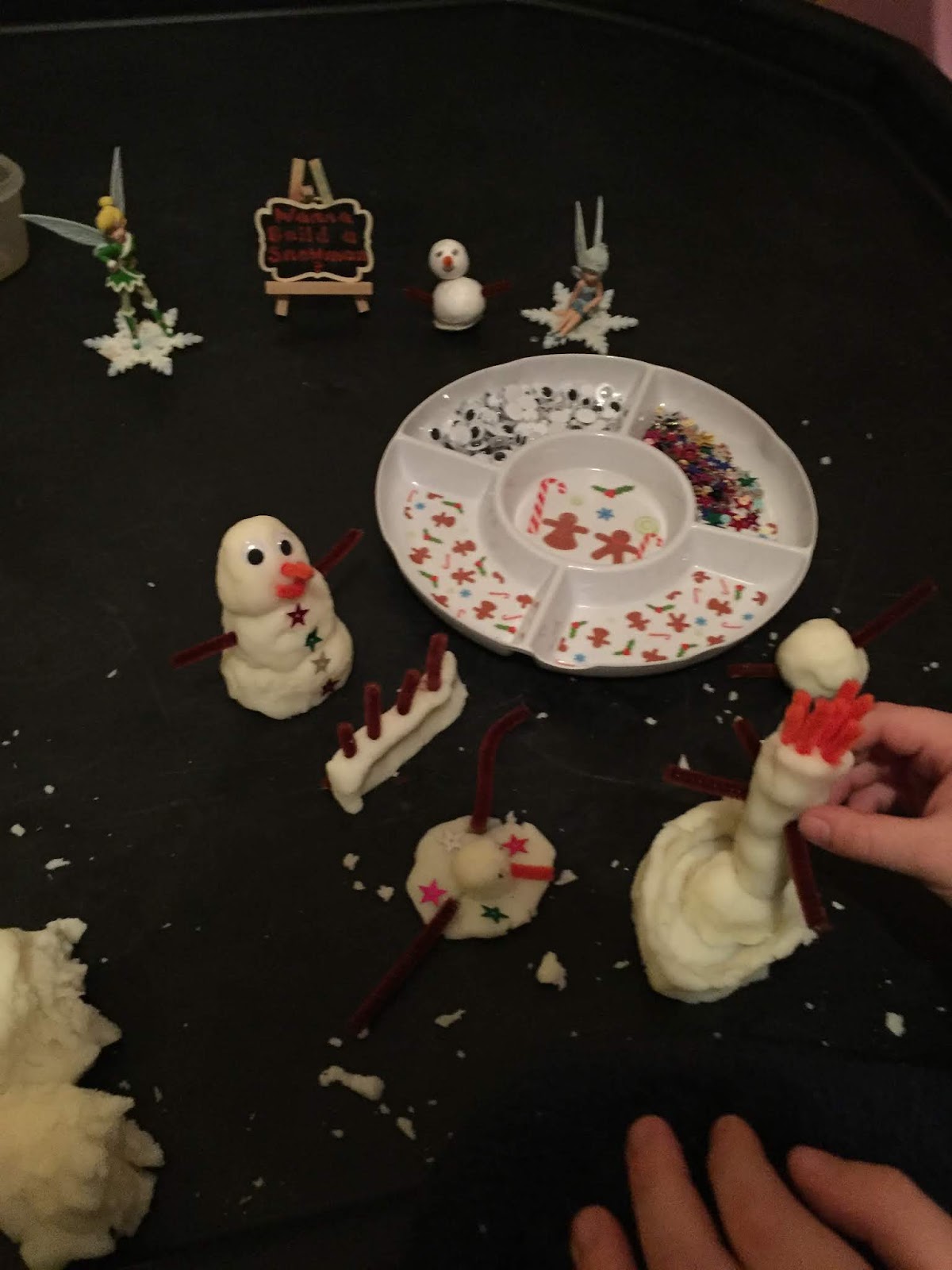 Winter Tuff Tray - Build a Snowman