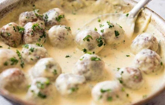 Chicken meatballs in cheese-cream sauce